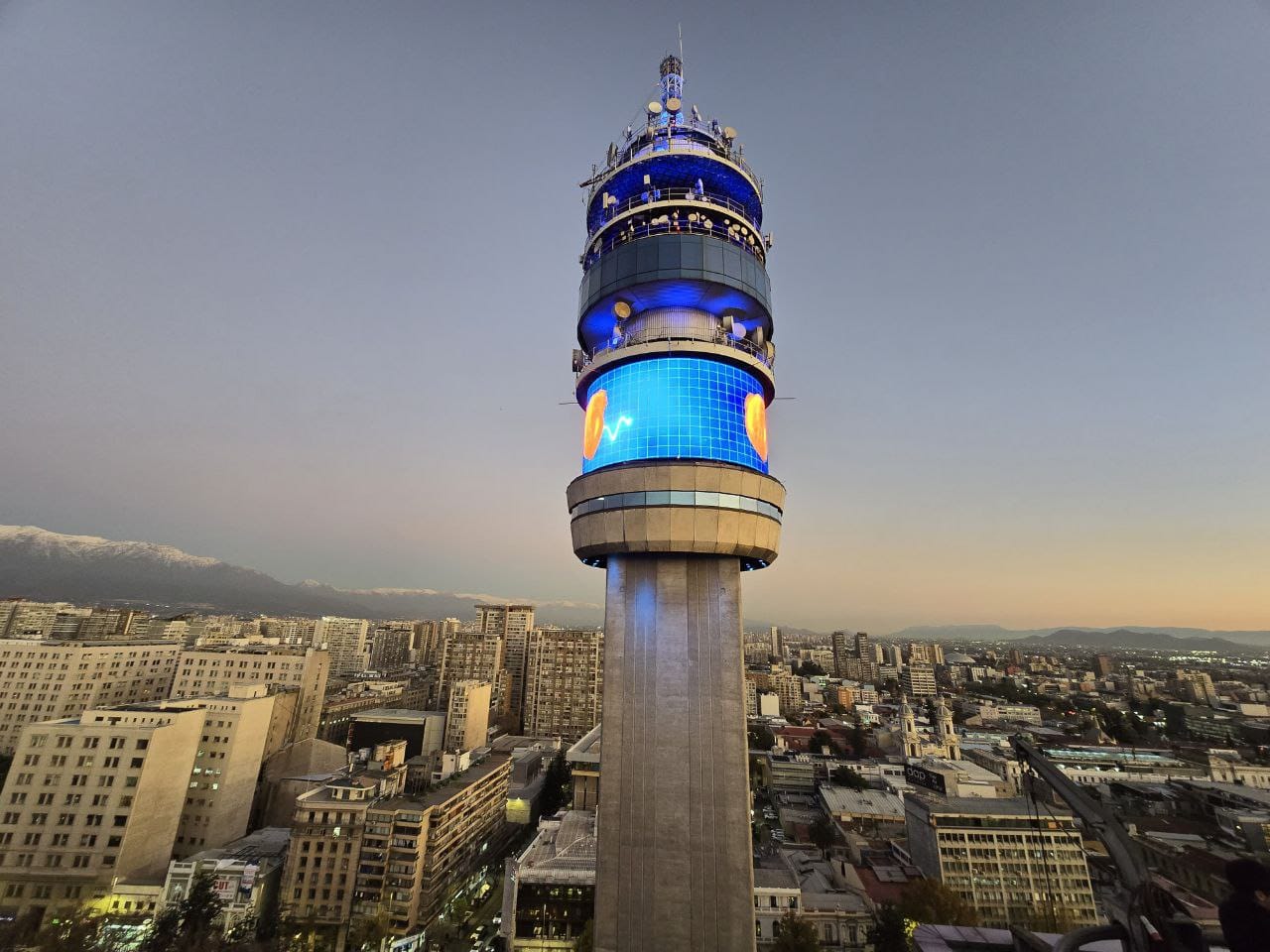 Entel celebra medio siglo de su torre ícono con una pantalla LED 360 ...